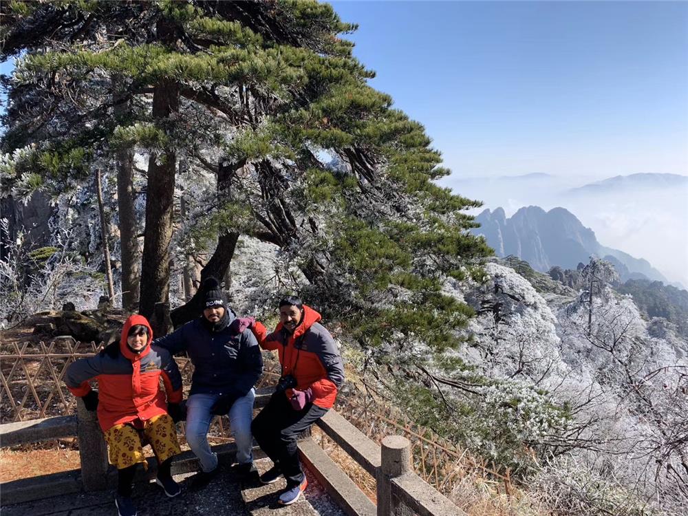 Shanghai to Yellow Mountain Tour: Explore the Majestic Peaks
